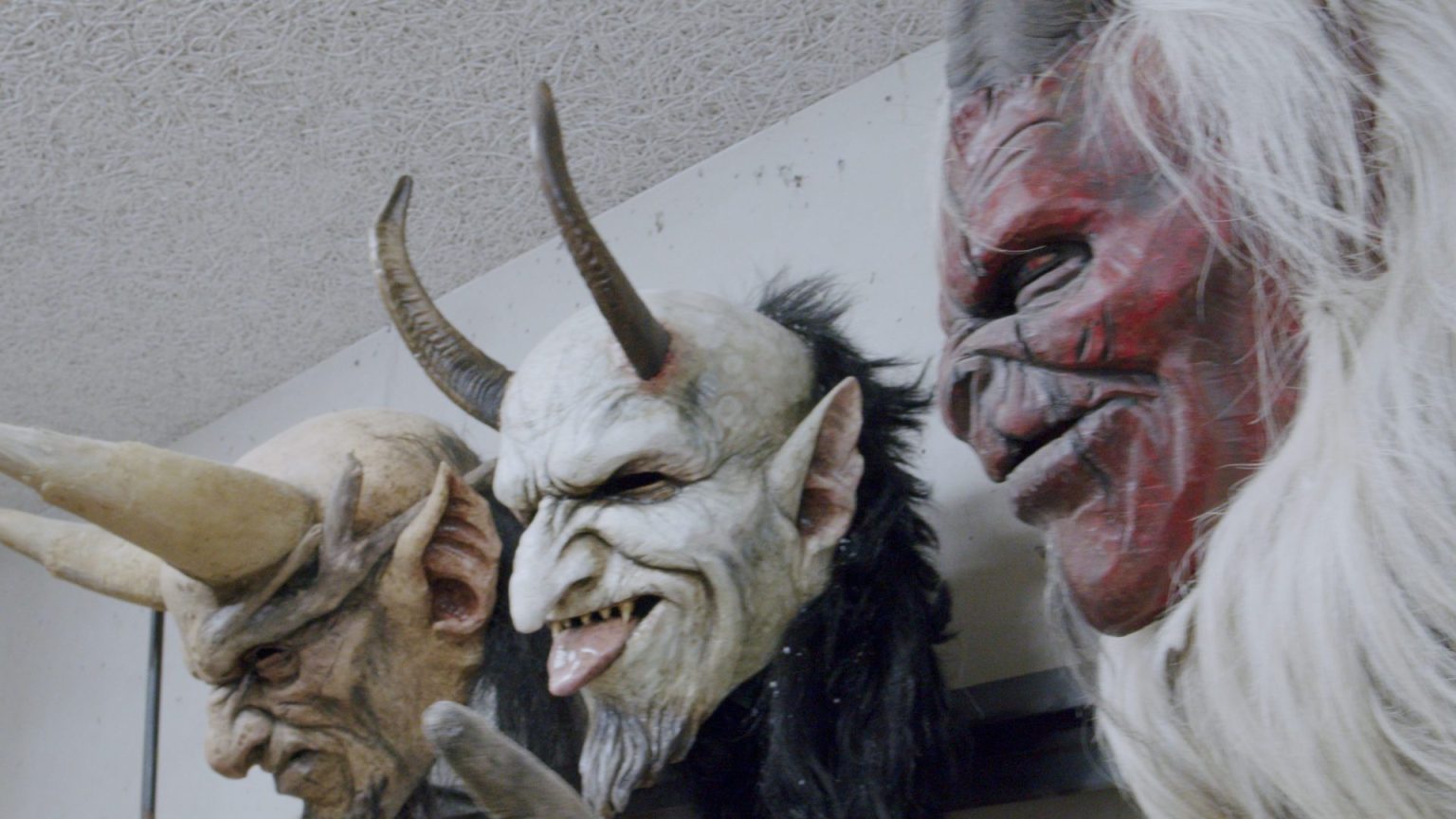 Krampus-Masken schnitzen: Wie ein junger Salzburger seinen Traum vom ...